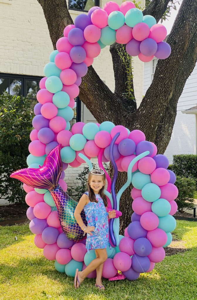 Vibrant yard balloon decor in Dallas, Texas | Mv Fiestas